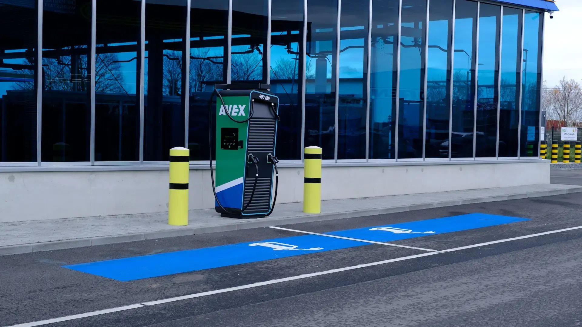 AVEX ouvre un Hub de recharge rapide en coopération avec Virta